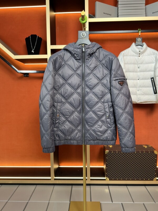 프라다 PRADA 가을 겨울 신상 패딩 쇼트 그레이 - 위핑