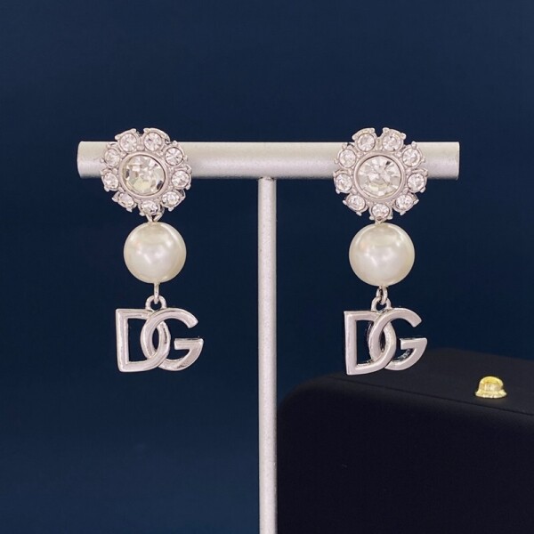 돌체앤가바나 Dolce & Gabbana 모던 클래식 진주 이니셜 로고 드롭 이어링 - 위핑